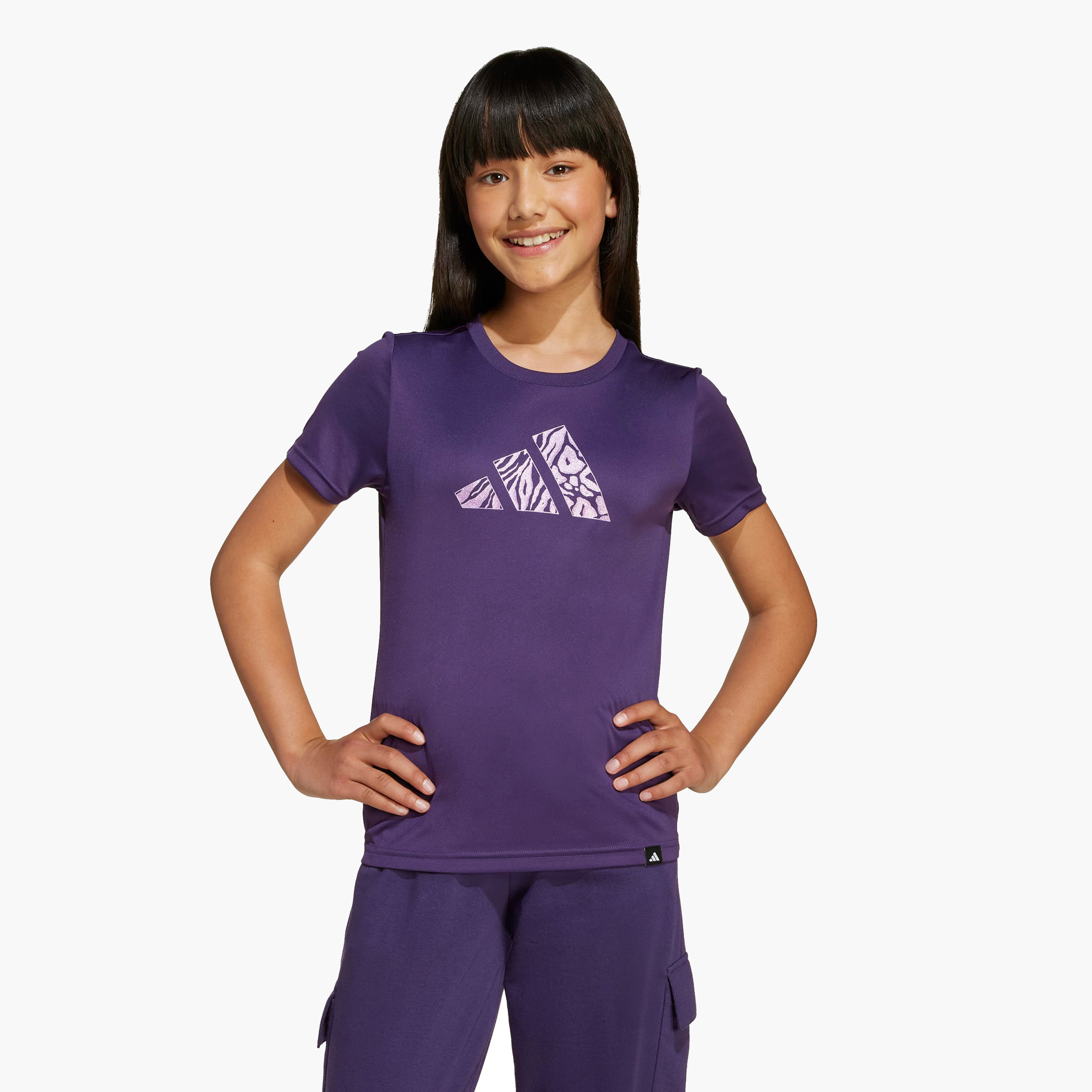 اشتري تيشيرت بياقة ضيقة وأكمام قصيرة وطبعات شعار من أديداس أونلاين ...